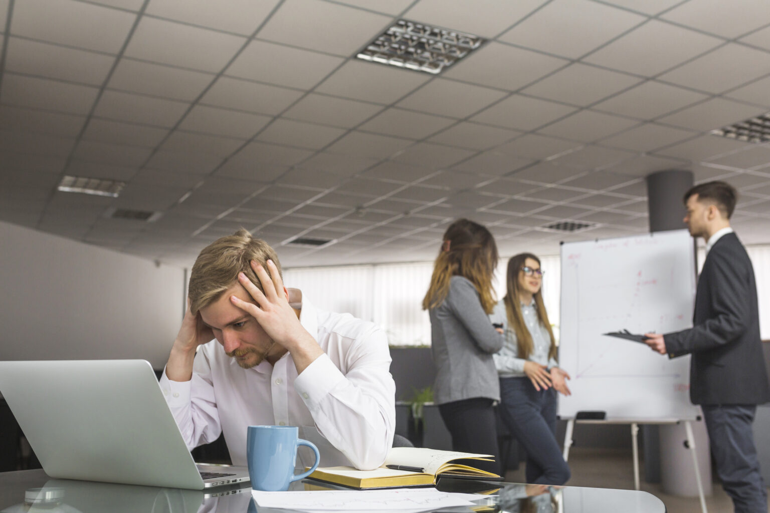 Aislamiento social en el trabajo: Señales, consecuencias y ...